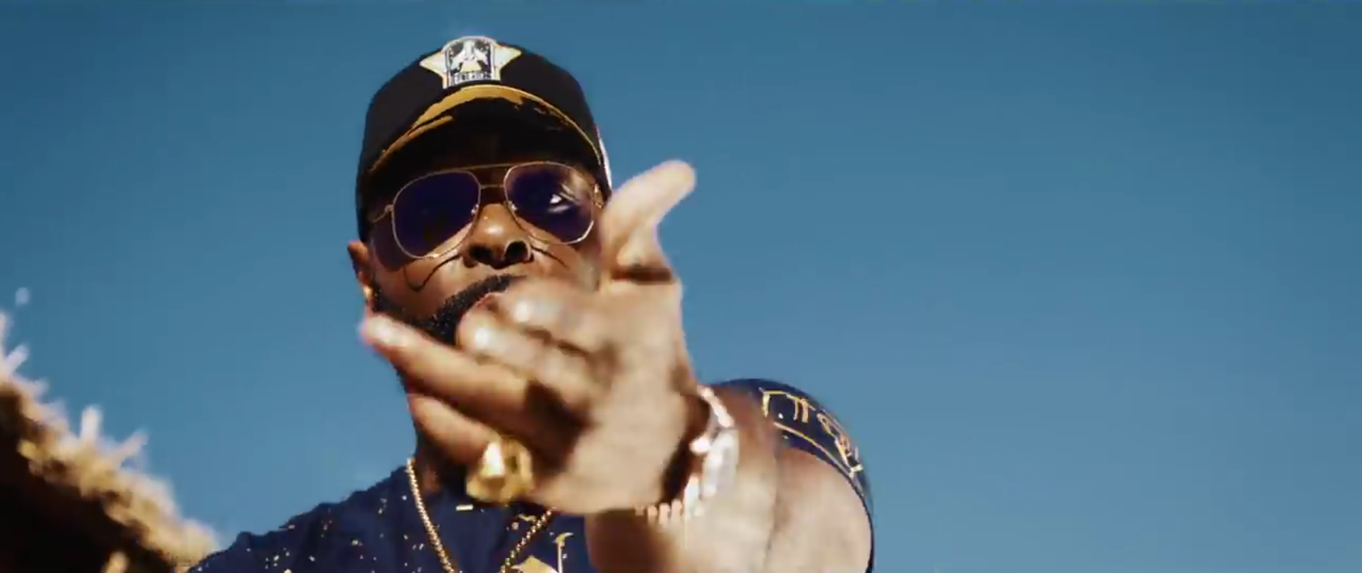 T-shirts, casquettes et jeans de Kaaris dans "Gun salute" – Street Wear